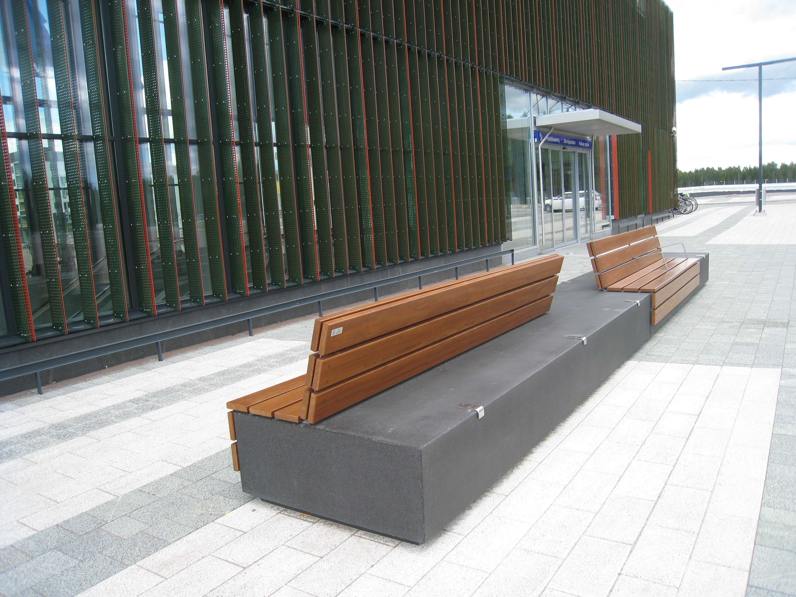 Longo istuin (Kivistön juna-asema, Vantaa) - Oy J-Trading Ab